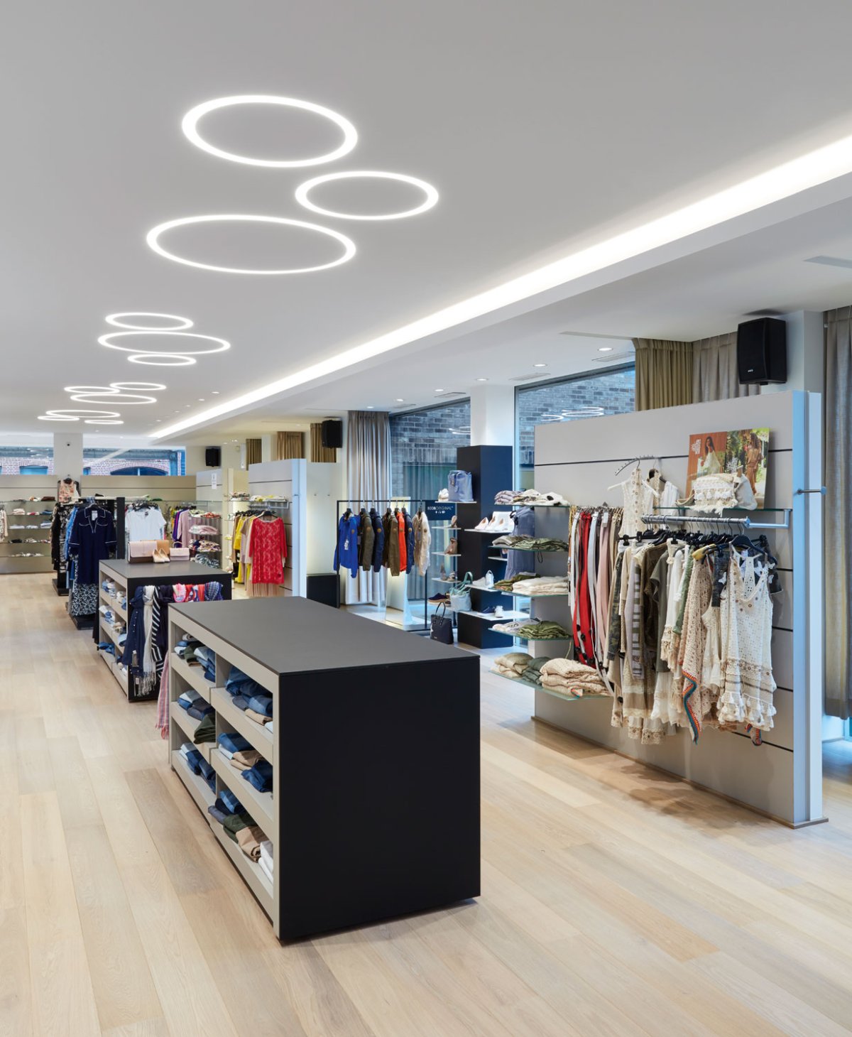 Isola Fashion (BE) - Delta Light